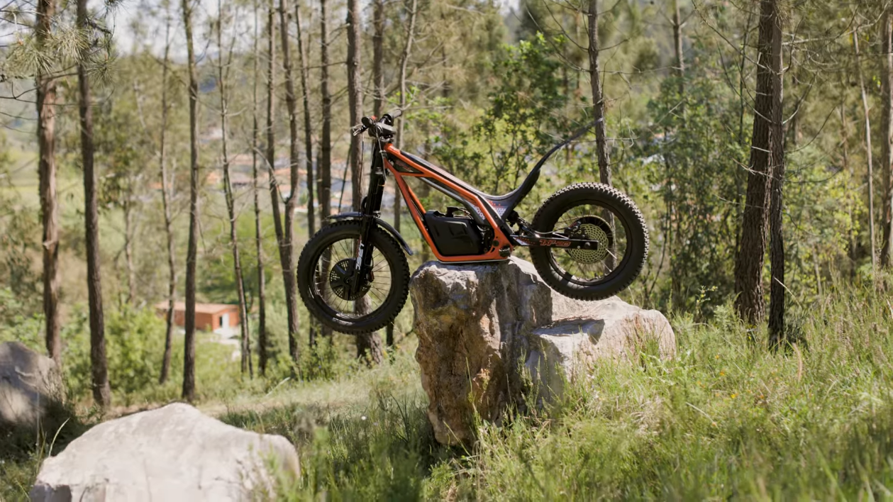 Triumph Oset Bikes TXP-20 / TXP-24：1600W馬達、4小時續航力、全可調氣壓懸吊的兒童電動越野車 ...